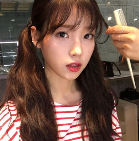 아이유 양갈래 머리하고 한 컷 풋풋한 미모 텐아시아