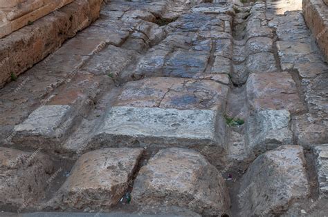 Premium Photo An Ancient Road Under The Hadrian Gate In The Old City