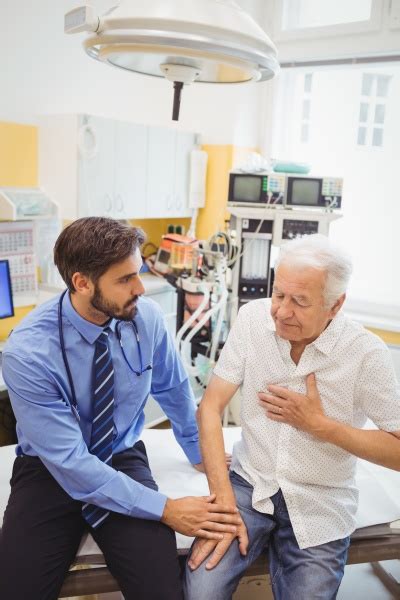 Männlicher Arzt Untersucht Einen Patienten Lizenzfreies Bild
