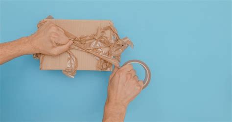 사람의 손이 골판지 상자를 소포 테이프로 감싸서 닫으려고하지만 실패했습니다 갈색에 대한 스톡 사진 및 기타 이미지 갈색 개념 개념과 주제 Istock