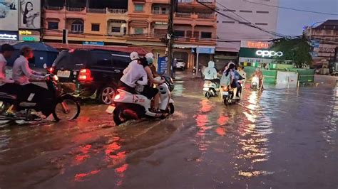 ចំណតរថយន្តក្រុងសិរីសោភ័ណ និងផ្លូវ២ខ្សែ ត្រូវបានទឹកជន់លិច ក្រោយភ្លៀងធ្លាក់មួយមេជិត១ម៉ោង