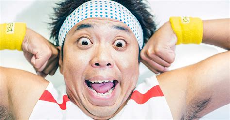 サンシャイン池崎さんが2匹の保護猫との生活を公開 風ちゃん雷ちゃんファーストでやらせていただいています好書好日