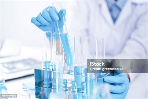 화학 물질과 현미경으로 연구 하는 실험실에서 연구원 Dna에 대한 스톡 사진 및 기타 이미지 Dna Stem 주제 건강 진단 Istock