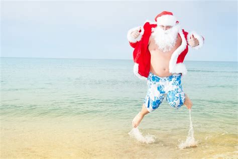 Grappige Kerstman Op Het Overzees Kerstmis In De Keerkringen Stock