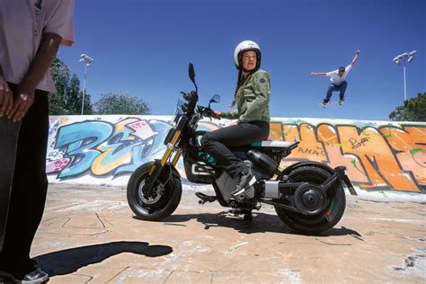 Nueva moto eléctrica BMW CE Revista Autocrash CesviColombia