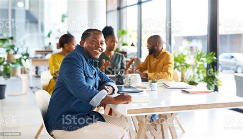흑인 초상화 미소 비즈니스 회의와 팀워크 협업 및 프로젝트 관리 워크숍 전략 계획 및 지원을 위한 직원이 있는 회의실 테이블에 있는 행복한 직원 20 24세에 대한 스톡