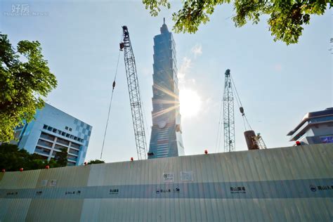 一柱擎天的台北市 101旁的南山廣場為台北市信義區世貿二館土地基地權南山人壽與日本三菱地所設計及國內翰亞建築師事務所共同得標權利金總