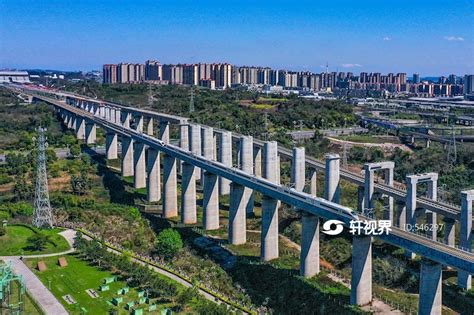 一列“和谐号”动车驶出绵泸高铁内自泸线泸州站 图片 轩视界