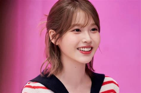 아이유 데일리룩 미우미우 세일러카라 스트라이프 캐시미어 니트 가디건 가격은 네이버 블로그