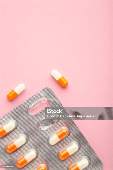 분홍색 배경에 의약품이 있는 물집 팩 상위 뷰 식이 보조제 건강 및 신체 색조를위한 비타민 0명에 대한 스톡 사진 및 기타 이미지 Istock