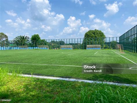싱가포르의 Hdb 심장부에있는 열린 넓은 풋살 필드의 초광각 전망 지역 사회 축구는 사람들이 활동적인 건강한 생활 방식에