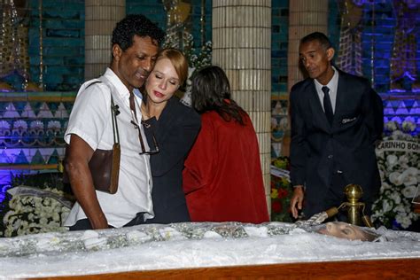Foto Velório do corpo de Aracy Balabanian Mariana Ximenes e Luís