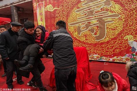 河南百岁老人寿宴 200多名晚辈排队磕头