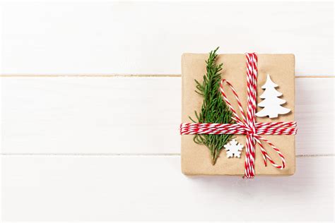 크리스마스 장식과 리본 활 재활용 종이에 싸여 선물 상자 나무 테이블 배경 복사 공간 1월에 대한 스톡 사진 및 기타 이미지 1월 가방 가위 Istock