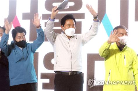 서울시민체육대축제 응원하는 오세훈 시장과 서강석 송파구청장 연합뉴스