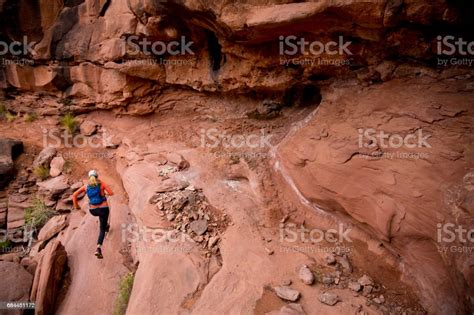 여자는 크로스 컨트리 가신 모 압 유타 미국 근처 실행에 대 한 갑니다 여자에 대한 스톡 사진 및 기타 이미지 여자 땀복 바지 배낭 Istock