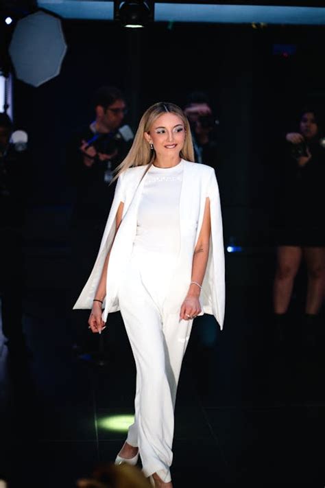 걷기 금발 꾸뛰르 도시 패션 디자이너 럭셔리 런웨이 매우 복잡한 모델 미소 짓는 복장 세련된 옷차림 스타일 스타일 아이콘 스타일리시한 시크한