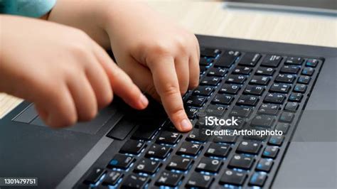 랩톱 키보드에서 자식 타이핑 및 누르기 버튼을 클로즈업합니다 컴퓨터와 노트북을 사용하여 학습 스마트 유아 소년 4 5세에 대한 스톡 사진 및 기타 이미지 Istock