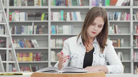 校园图书馆女学生在课本上写字视频特效素材 千库网
