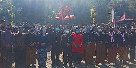 Larung Sesaji Tradisi 1 Suro Di Pesisir Pantai Selatan Blitar