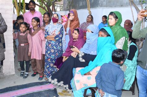 सिलाई प्रशिक्षण केंद्र में विधायक डॉ राजेश्वर सिंह ने पहुंचाई सिलाई