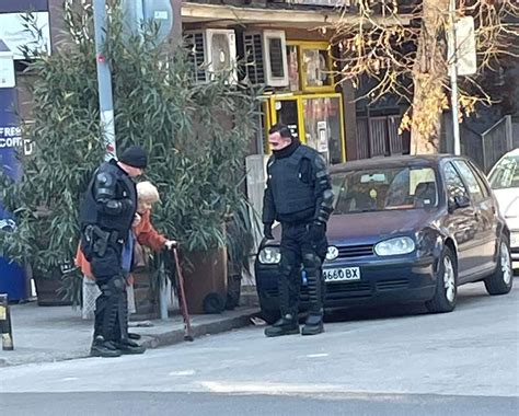 Добрите жестове Жандармерия помогна на баба да пресече