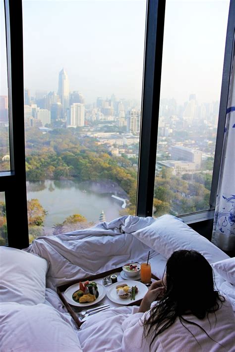 배경 화면 나무 식품 여자들 모델 창문 도시 풍경 긴 머리 갈색 머리의 세로보기 건물 방 내부 공원