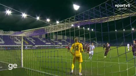 Vídeo Aos 37 min do 2º tempo cobrança de falta para fora de Florent