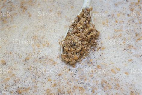 숟가락에 맥 아를 접지 합니다 맥 아에서 홈 맥주를 만드는 과정 맥주 보 리와 어두운 맥 아에서 Ale에 대한 스톡 사진 및 기타 이미지 Istock