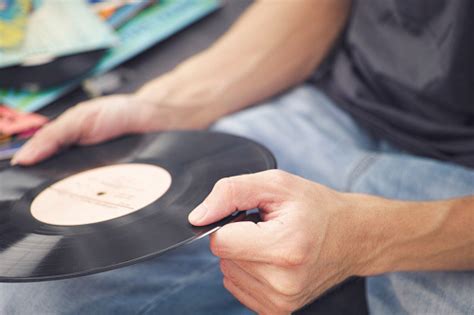 그의 손에 오래 된 비닐 레코드를 들고 남자 Dj에 대한 스톡 사진 및 기타 이미지 Dj 과거 남자 Istock