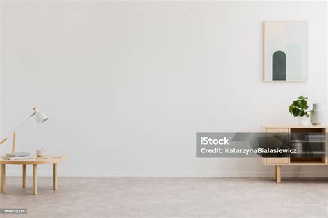 소파에 대 한 작은 테이블과 흰색 벽과 장소는 빈 거실 인테리어에서 간단한 나무 캐비닛에 책상 램프 실제 사진입니다 거실에 대한 스톡 사진 및 기타 이미지 Istock