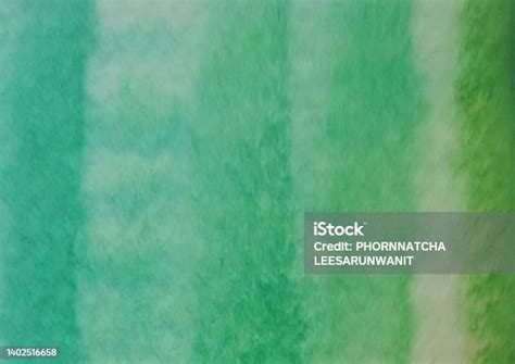 추상 녹색 톤 그라디언트 수채화 페인트 배경 현대 미술품 브러쉬 스트로크 페인팅 수채화 배경 손으로 그린 그림 복사 공간이있는 종이에 그림 그림 녹색에 대한 스톡 벡터 아트