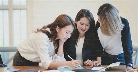 현대적인 사무실에서 긍정적인 태도와 함께 계획을 브레인스토밍하는 전문 스타트업 팀 사진 Unsplash의 태국 이미지