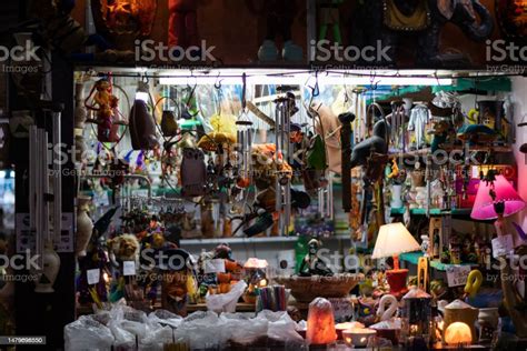 전경에는 램프 동상 장소의 기념품 그림 머그잔 등 다양한 품목이있는 야외 선물 가게가 있습니다 장소 Invi의 밤 분위기 거리에 대한 스톡 사진 및 기타 이미지 Istock