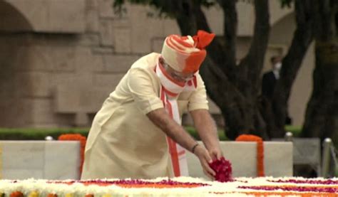 Pm मोदी ने राजघाट पर राष्ट्रपिता महात्मा गांधी को दी श्रद्धांजलि Pm