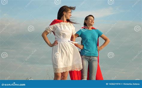 Super H Ros De Jeu De Maman Et De Fille Deux Filles Dans Des Manteaux