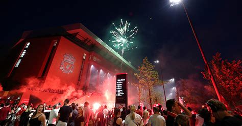 Liverpool Fans Celebrate Winning Title Outside Anfield Planet Football