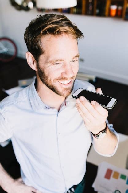 Retrato De Sonriente Hombre De Negocios Utilizar Teléfono Celular