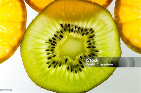 소프트 포커스 실루엣 감귤 류 과일 오렌지와 키 위 조각 추상 배경 클로즈업입니다 스튜디오 사진입니다 0명에 대한 스톡 사진 및 기타 이미지 Istock