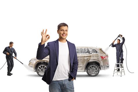 큰 표지판을 몸짓하는 남자와 고압 세척기로 Suv를 씻는 노동자들 세차장에 대한 스톡 사진 및 기타 이미지 세차장 차 고객 Istock