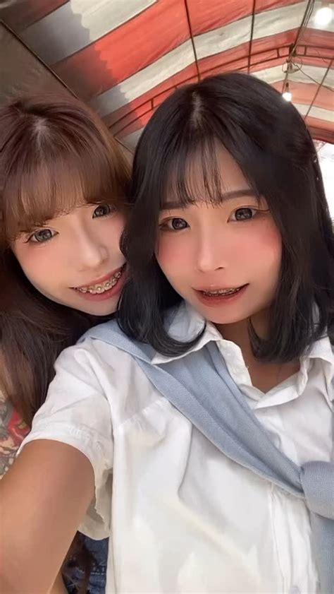 有這種陪你鬧 陪你可愛的閨蜜幾點回家 睡前說晚安愛妳 出門想著彼此 看到對方喜愛的就想買給對方 一起難過 一起聽著傷心的歌大哭 我哭完換她哭
