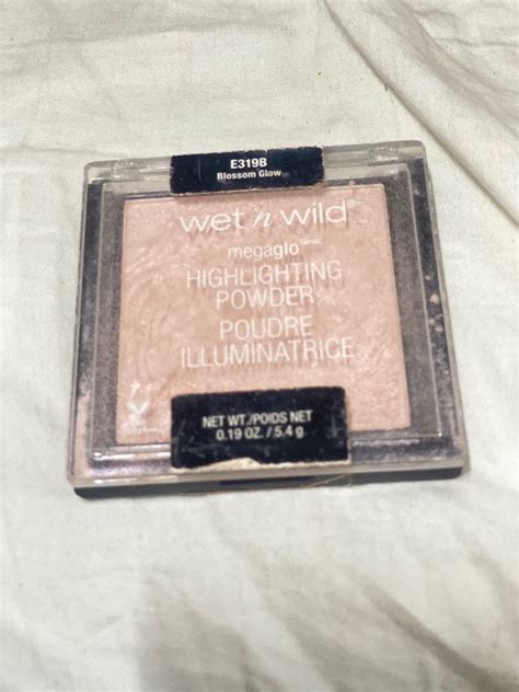wet n wild highlighter, Beauty & Personal Care, Face, Makeup on Carousell