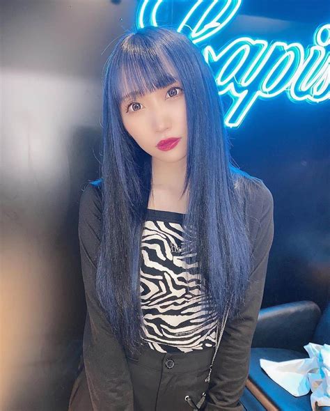 シイナナルミさんのインスタグラム写真 シイナナルミinstagram「💙💙💙 ⁡ Newhair💠🫐🐳💎 ⁡ 念願の全頭青髪黒メッシュ