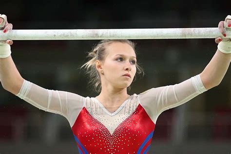 180度開脚のままロシア女子体操選手の斬新すぎる移動法に海外反響「できない」 The Answer
