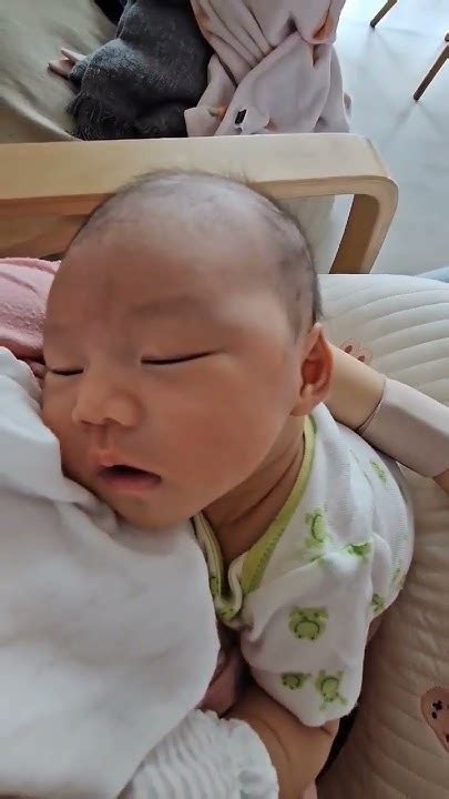 엄마 품에서 잠드는 눈 풀린 애기만두 자장가 꿀잠 제발 육아일상 Youtube