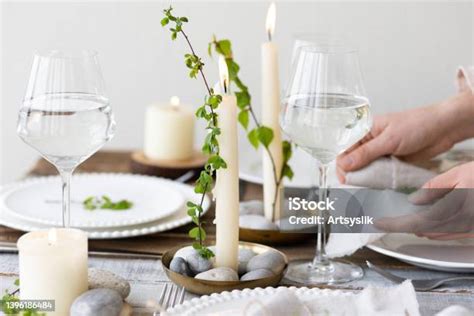 소박한 제로 폐기물 웨딩 장식은 자연 요소와 함께 나무 테이블 양초 린넨 냅킨 녹색 잎이있는 가지 특별한 저녁 식사를위한 환경 친화적 인 장식 낭만적이고 아늑한 장소 0명에