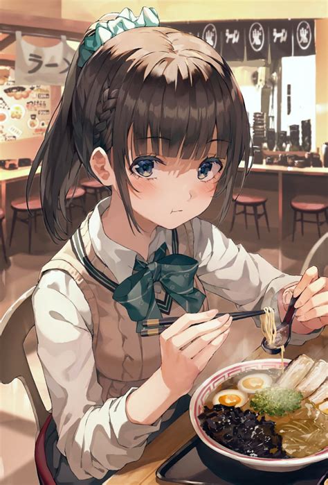 Original Zarumieniona Uczennica W Mundurku Jedząca Pyszny Ramen W