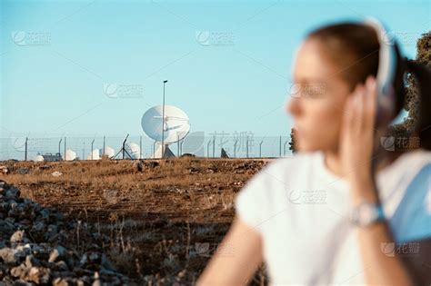 一名年轻女子用她的笔记本电脑与天线通信