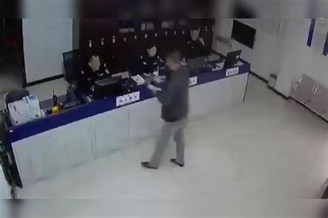 男子酒驾去交警队处理违停被逮正着 交警：来都来了测个酒精再走