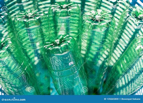 Пластиковые бутылки в ненужной корзине Стоковое Фото изображение